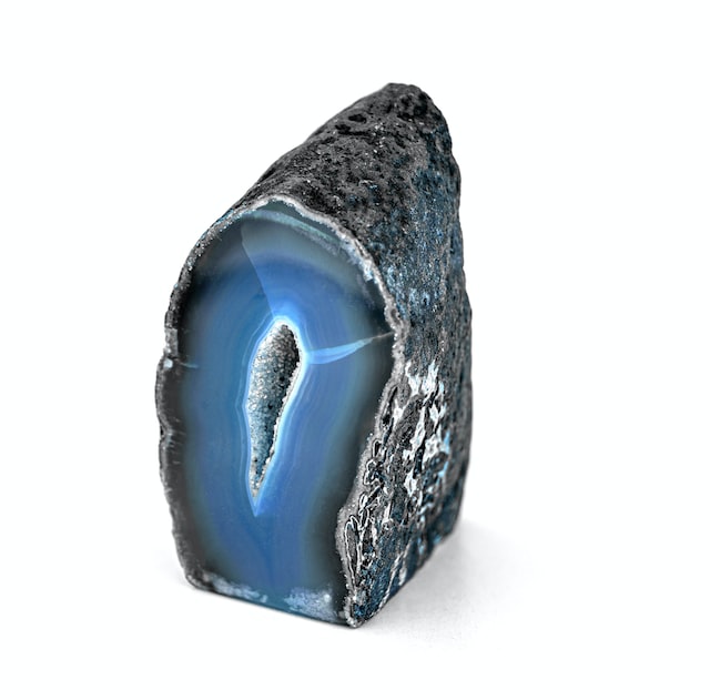 Blue Agate: Meaning, Healing Properties, Benefits, And Uses - Beadnova
