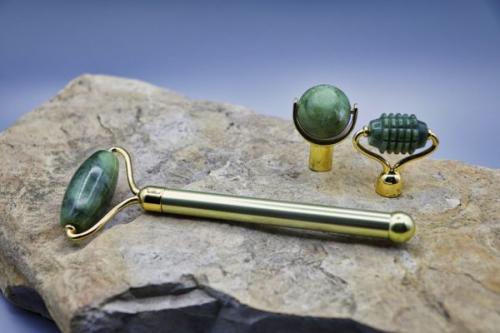 How To Use A Jade Roller & 5 Great Benefits